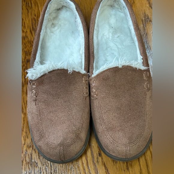 Vionic | Shoes | Vionic Lynez Style Toffee Suede Slippers Sherpa Lining ...